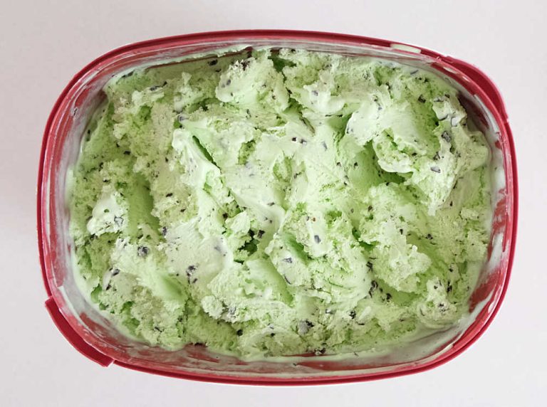 Review Of Bulla Creamy Classics Mint Choc Chip Ice Cream 2L - Scoop Club