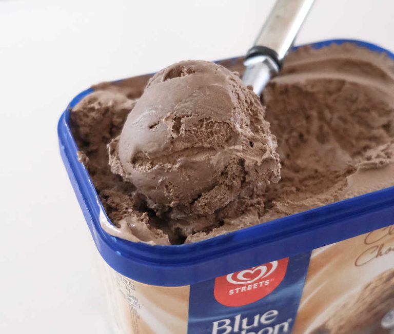 Review Of Streets Blue Ribbon Classic Chocolate Ice Cream 2L - Scoop Club