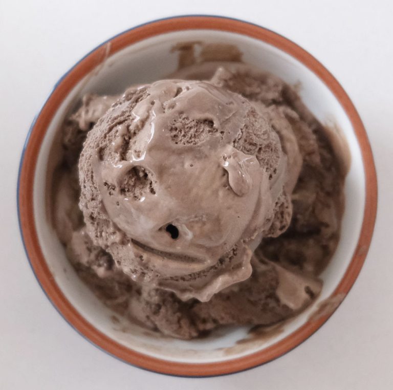 Review Of Streets Blue Ribbon Classic Chocolate Ice Cream 2L - Scoop Club