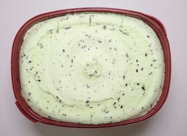 Review Of Bulla Creamy Classics Mint Choc Chip Ice Cream 2L - Scoop Club