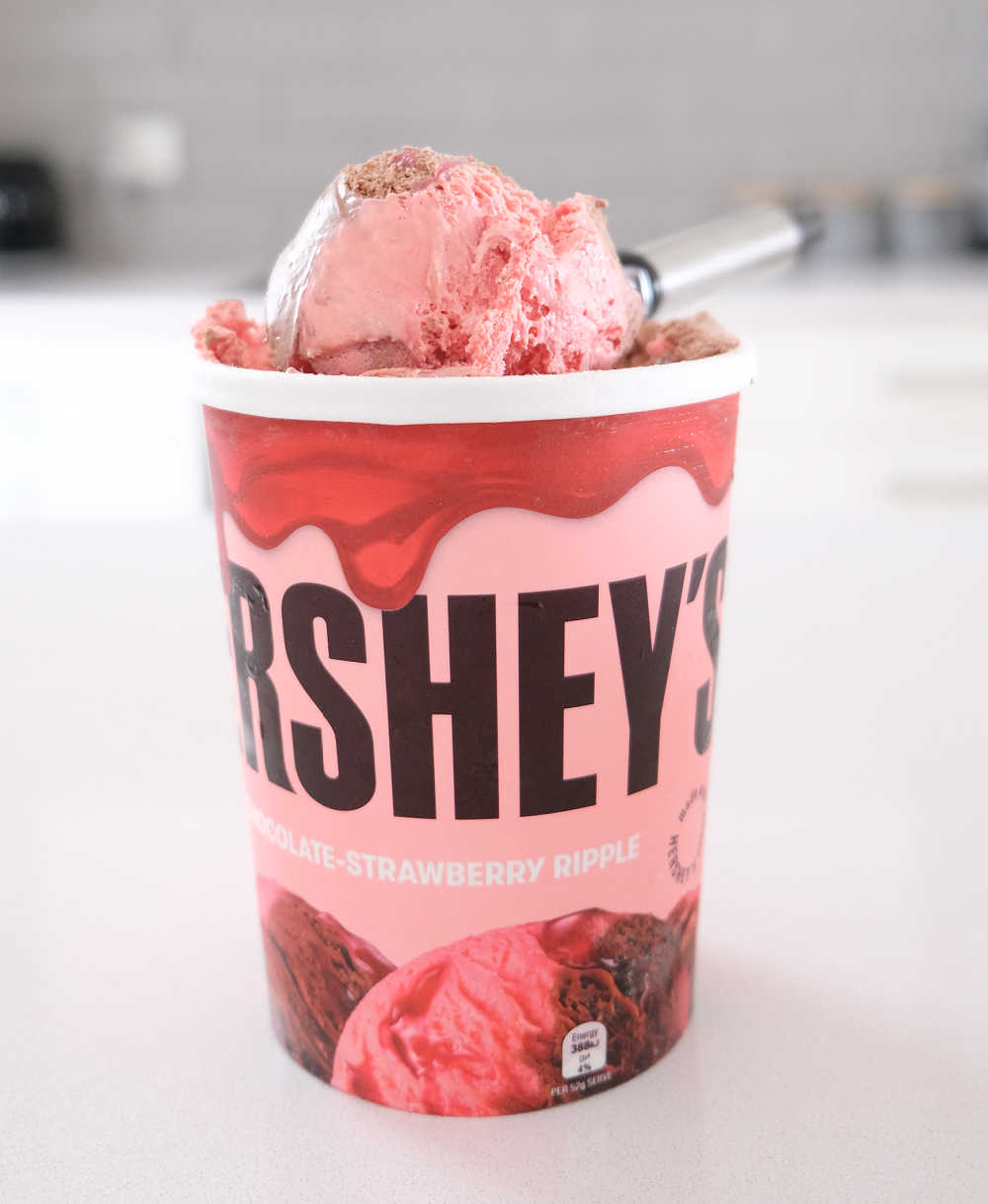 Review Of Hershey's Chocolate-Strawberry Ripple 1L - Scoop Club